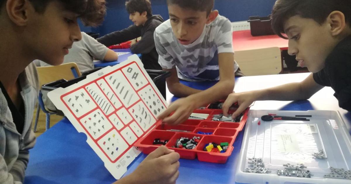 Robotics Class, Grade (7) | Oxford Schools